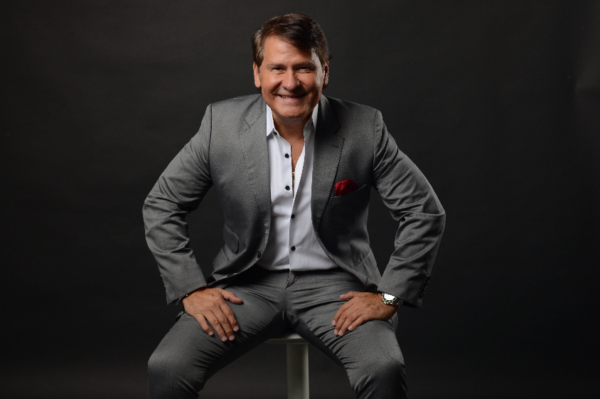 Roberto Antonio nos presenta una versión renovada de "Esa pared"