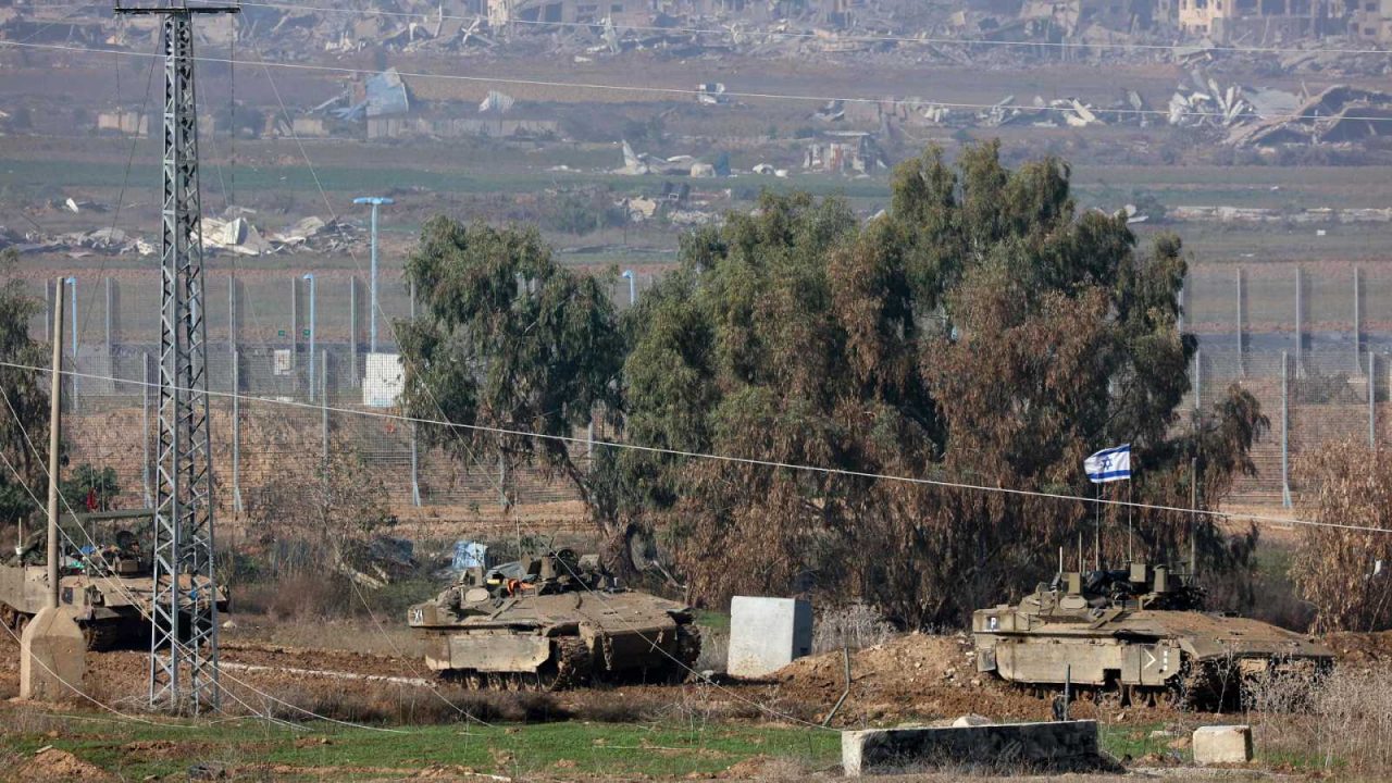 Rehenes que mató el Ejército israelí iban sin camisa y con una bandera ...