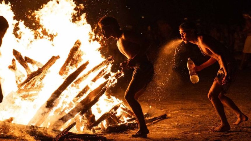 Las impactantes fotos del Baile en Candela en la Montaña de Sorte de ...