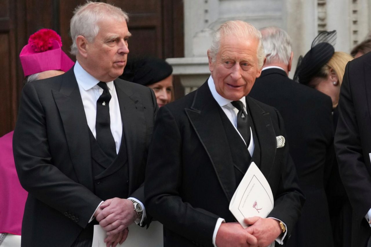 El rey Carlos III retira todos los títulos y honores a su hermano ...