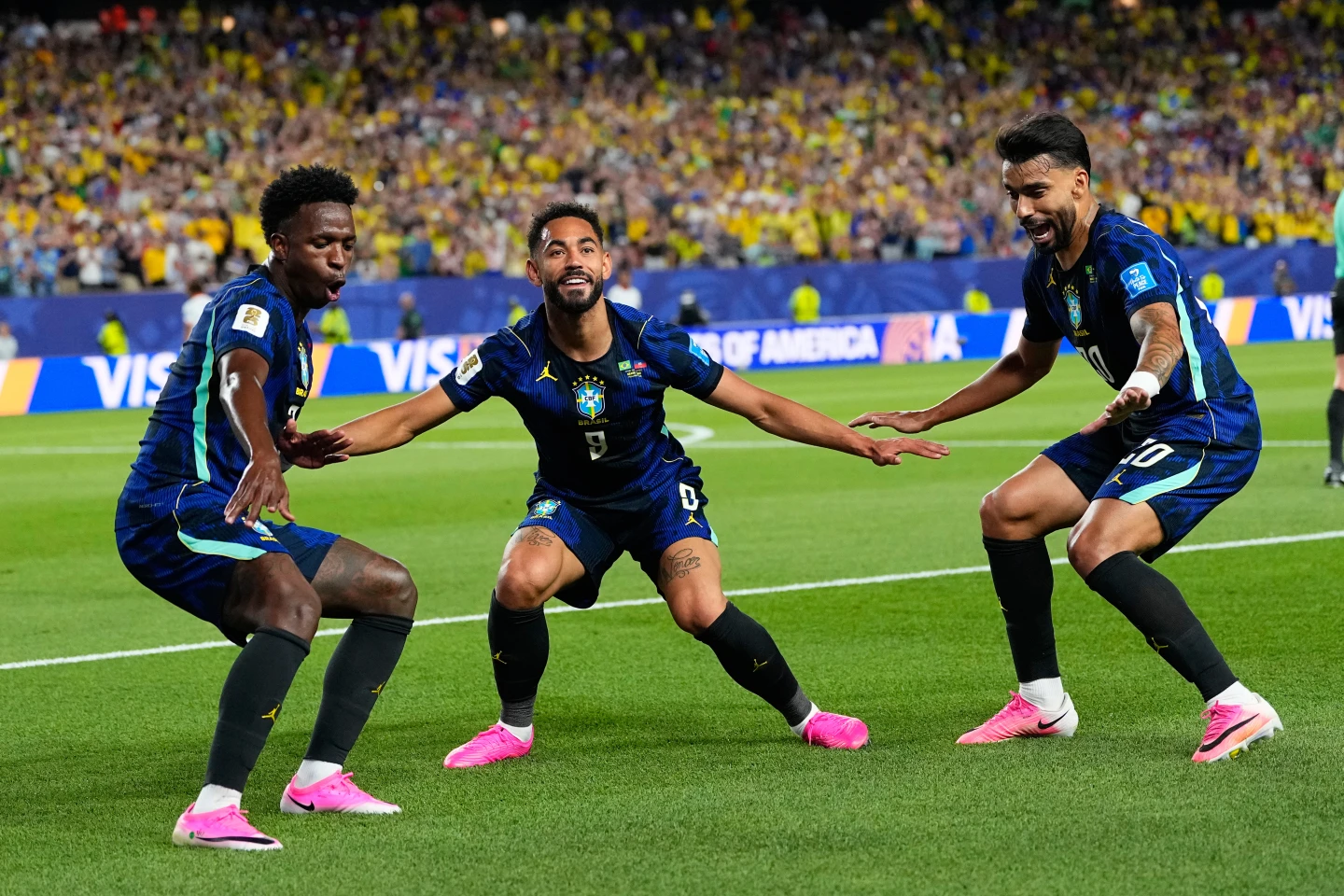 Mundial Fútbol: Brasil en golea 3-0 ante Haití