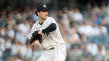 MLB: Cam Schlittler estableció marca personal al propinar 13 ponches a ...